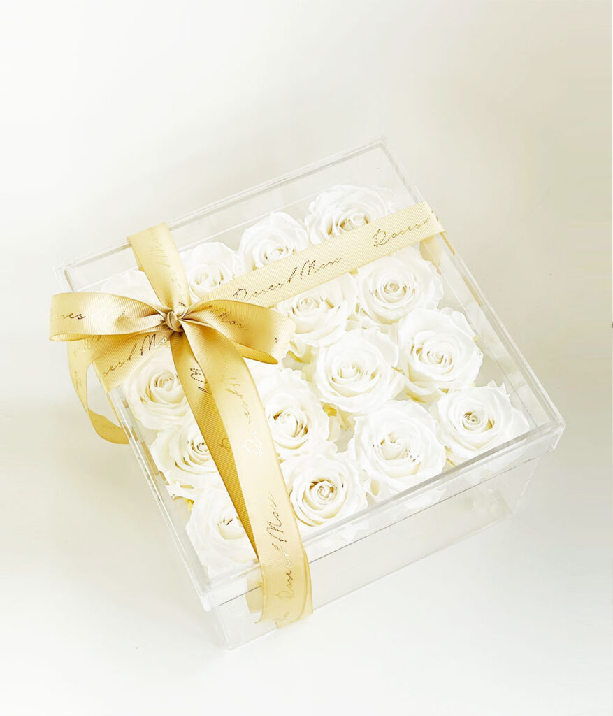 Box of 16 Roses – Roses & Moss